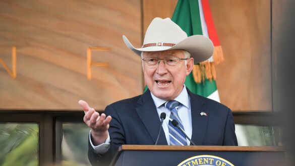 Ken Salazar revela supuesto temor de AMLO por El Mayo