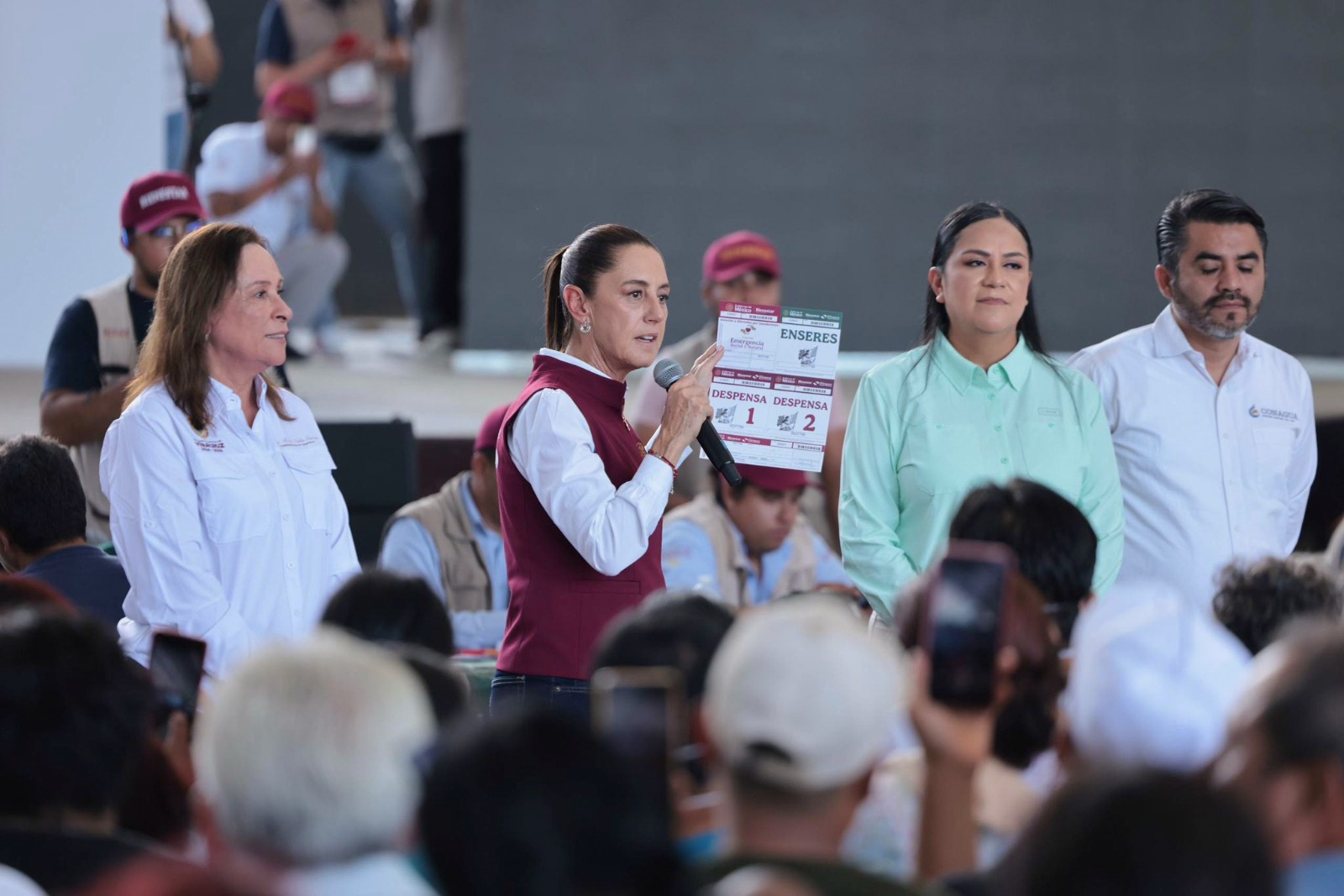 Sheinbaum entrega apoyos a damnificados en Poza Rica